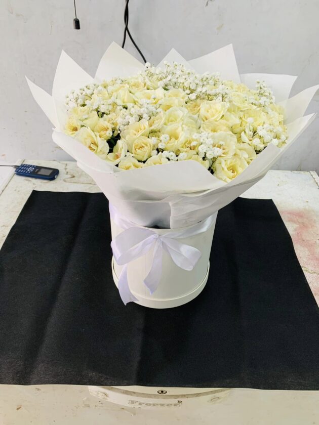 100 White Flowers Gift Box – Elegant White Bloom Arrangement - Flower ...