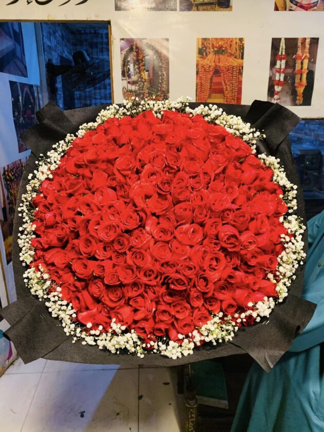 300 roses bouquet with baby breath - rukhsarflowers